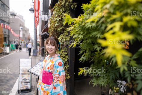 유카타에서 젊은 여자는 전통적인 일본 거리에 서 유카타에 대한 스톡 사진 및 기타 이미지 유카타 20 24세 거리