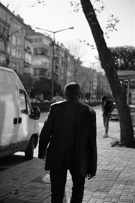 걷고 있는 노인 뒤에 손 뒷모습 보도 산책 숙녀 여성 인도에 관한 무료 스톡 사진