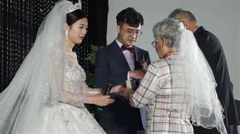 孙子举行婚礼，爷爷奶奶牵手上台送婚戒凤凰网视频凤凰网