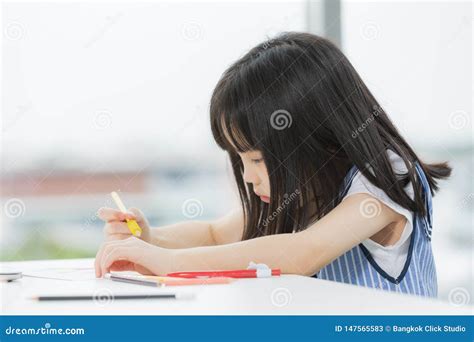 Asiatisches M dchen Zeichnet Ernsthaft Stockbild Bild von glücklich zeichnung 147565583