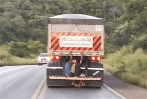 Homens são flagrados pegando carona na traseira de carreta na BR 242