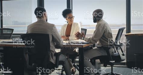 이사회 고객 협상 대화 및 투자 제안 또는 B2b 계약 거래를위한 비즈니스 사람들 커뮤니케이션 법률 회사 대화 회의 및 법률