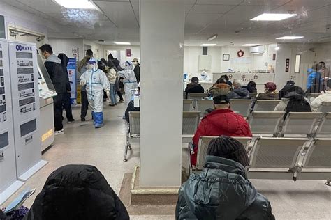 الصين تقرّ بمواجهة طفرة إصابات لا يمكن حصرها بفيروس كورونا
