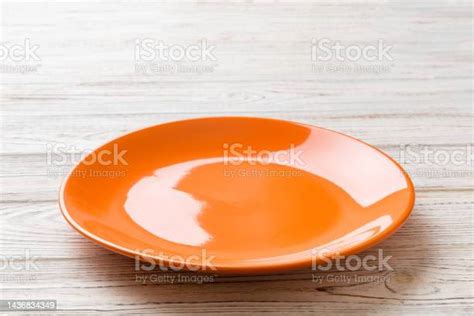 나무 배경에 빈 오렌지 판의 원근보기 디자인을 위한 빈 공간 0명에 대한 스톡 사진 및 기타 이미지 0명 공란 그릇