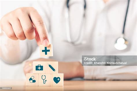 손 의료 의료 아이콘과 나무 블록 스태킹을 배열 건강 보험 건강 개념 건강관리와 의술에 대한 스톡 사진 및 기타 이미지 건강관리와 의술 손 개념 Istock