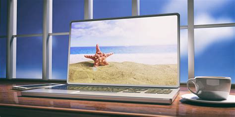 책상에 비치 스크린 노트북입니다 흐린된 하늘 배경입니다 3 차원 일러스트 레이 션 사무실에 대한 스톡 사진 및 기타 이미지