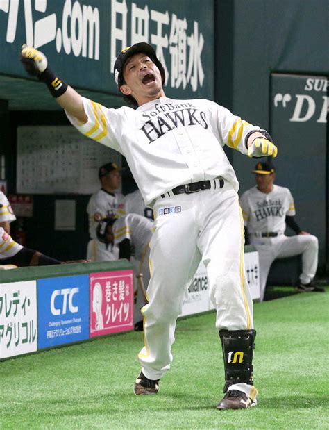 ＜ソ・ロ＞7回無死、左中間越え本塁打を放った松田は「熱男」と叫ぶ（撮影・中村達也） スポニチ Sponichi Annex 野球