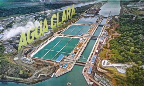 Esclusa De Agua Clara En El Océano Pacífico Canal De Panamá Panamá