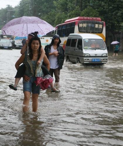 襄樊持续强降雨 城区内涝严重