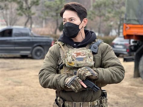 《體能之巔：百人大挑戰》agent H極品天菜，零死角西裝、軍服造型盤點