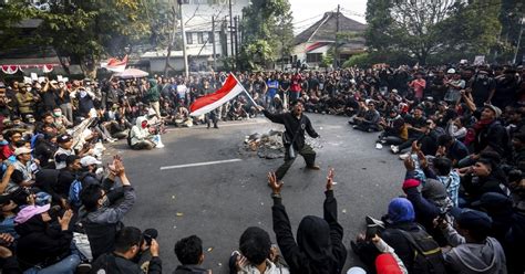 Indonesian Police Crack Down On Anti Corruption Protests Human Rights