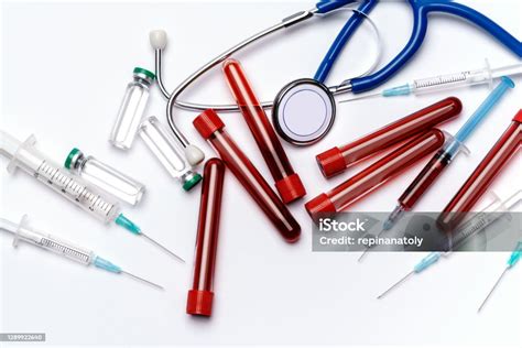 밝은 회색 또는 흰색 배경에 의료 앰플 바이알 테스트 튜브 주사기 및 청진기 0명에 대한 스톡 사진 및 기타 이미지 0명