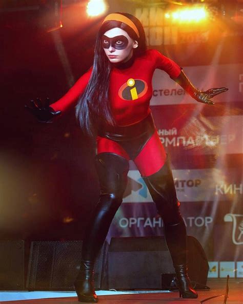 и особо любимая косплеершей часть костюма обводки глаз под маску