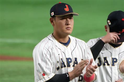 阪神の集合写真にシレっと写り込み 巨人・岡本和真の“猛虎愛”にファン爆笑「どんだけ好きやねん」 Sirabee
