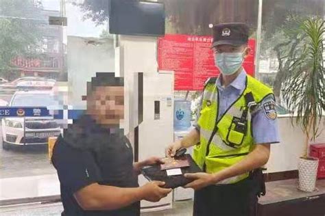 四川绵阳好心人捡到证件报警，特巡警帮助物归原主失主