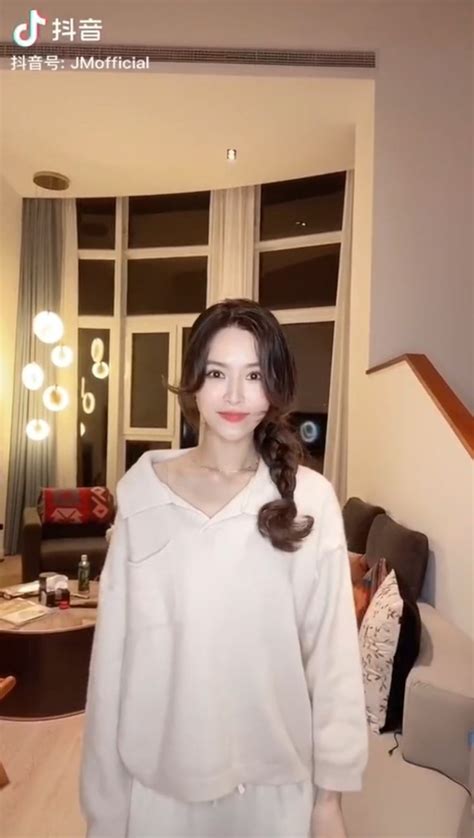 35歲𡃁模始祖被懟臉拍攝狀態令人吃驚 粉絲一問題笑容即消失？ 星島日報