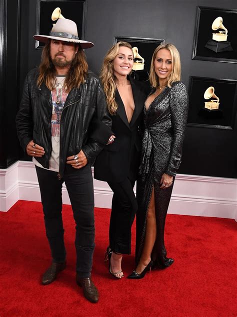La mère de Miley Cyrus Tish a demandé le divorce à Billy Ray après presque ans de mariage