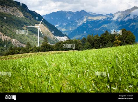 Grünen Wiese Mit Windkraftanlage Zur Stromerzeugung In Den Bergen