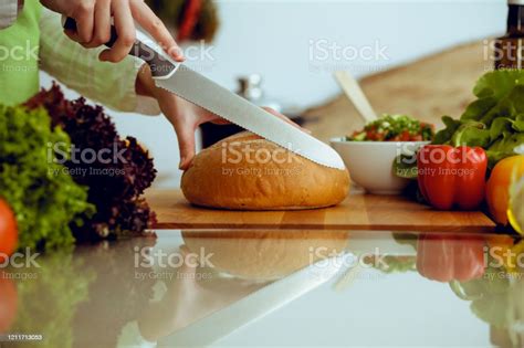 부엌에서 요리 알 수없는 인간의 손 빵을 자르는 여자 건강한 식사 채식 주의 음식 컨셉 가정 생활에 대한 스톡 사진 및 기타