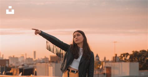 검은 긴 소매 셔츠와 갈색 바지를 입은 여자는 낮 동안 검은 타일 바닥에 서 있다 사진 Unsplash의 무료 소녀 이미지