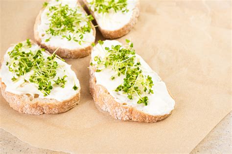 건강한 아침 식사 크림 치즈와 마이크로그린을 곁들인 샌드위치 0명에 대한 스톡 사진 및 기타 이미지 0명 Sable