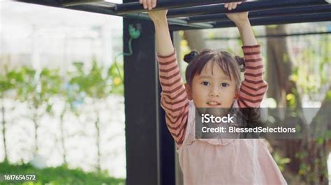 원숭이 바에서 즐거운 시간을 보내는 유치원 혼합 아시아 소녀 몬테소리 학교 운동장에서 재미있는 야외 활동 아이에 대한 스톡 사진 및 기타 이미지 Istock