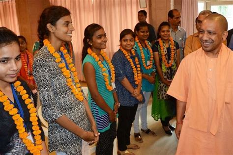 मेधावियों से मिलकर सीएम योगी हुए गदगद बोले आप हमारे समाज के अनमोल रत्न
