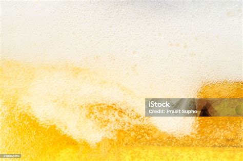 밝은 오렌지 기름 또는 맥주 스플래시 질감과 자연 파도 아름다운 파도 곡선과 그래픽 디자인 및 배경 기름 거품 부드러운 맥주 거품 선택적 초점에 부드러운 작은 거품을