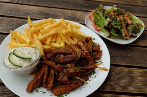 Veganes Saitangyros Mit Pommes Und Salatbeilage Subrosa