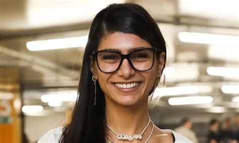 بھارت میں دیوتاؤں کے ساتھ میا خلیفہ کی تصویر نے پولیس کی دوڑیں لگوادیں