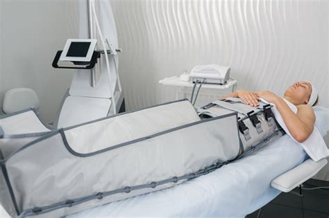 전문 압박 요법 장비를 사용하여 스파 센터에서 압박 요법을 받는 여성 12 13세에 대한 스톡 사진 및 기타 이미지 12 13세 가꿔주기 건강관리와 의술 Istock