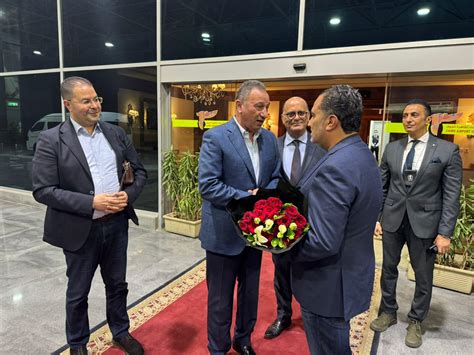 الخطيب يستقبل بعثة الترجي التونسي بالورود قبل مباراة الأهلي في نهائي