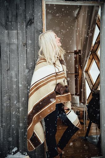 나무 벽 배경에 미소 빈티지 카메라와 아름 다운 금발 소녀 겨울에 대한 스톡 사진 및 기타 이미지 겨울 관광 관광객