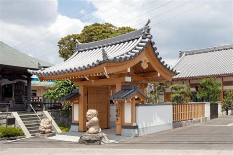 小規模伽藍 臨済宗圓福寺 山門 新築間口2 7mの薬医門親柱は33cm24cmの桧門扉付き本瓦葺き