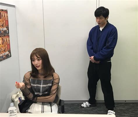 木曜ドラマf「向かいのバズる家族」さんはinstagramを利用しています「取材中の 内田理央 を見守る電波ジャック中の まるでp