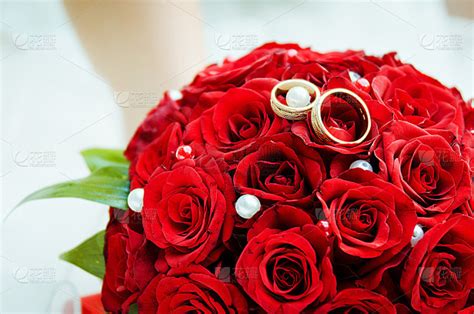 花上的结婚戒指