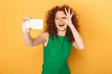 Una Mujer Con Un Vestido Verde Sosteniendo Un Objeto Blanco Foto