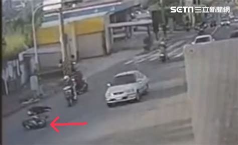 快訊／台中海線強風「刮落電線擊落2騎士摔車倒地」 驚險畫面曝 社會 三立新聞網 Setncom