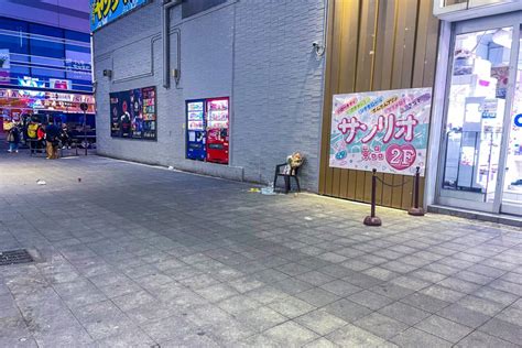 トー横のハウル”急死で道端に突如「献花台」 火のついた線香に賽銭箱まで Sirabee