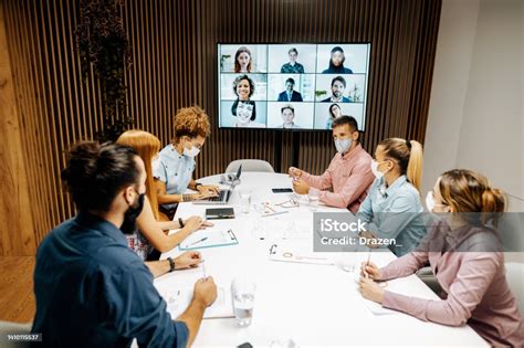 스타트업 프로젝트 및 협업에 대해 브레인스토밍하는 창의적인 사람들 14 15 살에 대한 스톡 사진 및 기타 이미지 14 15 살 18 19세 20 24세 Istock