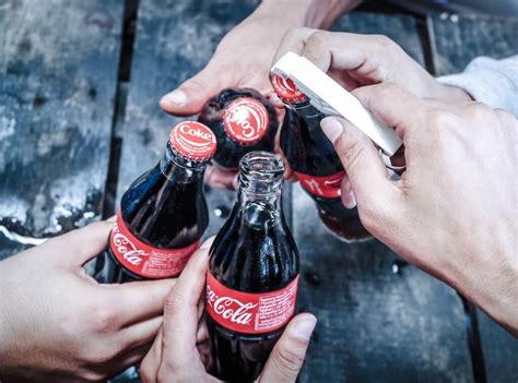 Ciência explica por que Coca Cola é melhor em garrafas de vidro