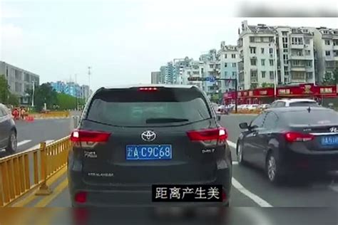 女司机别车还想骂人，谁知遇到狠人，下车教她怎么做人！