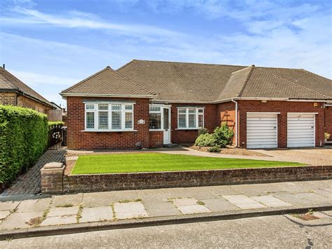 3 Bed Semi Detached Bungalow For Sale In Cherry Walk Grays Rm16 £
