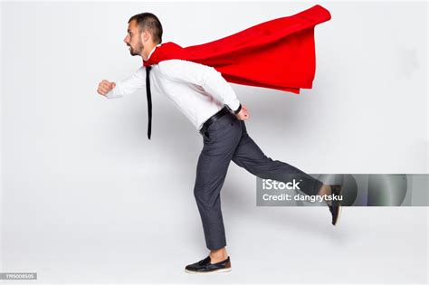 전체 길이 바디 사이즈 젊은 슈퍼맨 포즈 분위기 착용 공식적인 착용 화이트 셔츠 정장 재킷 재킷 넥타이 고립 된 회색 배경 그림자에 대한 스톡 사진 및 기타 이미지 Istock