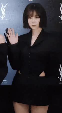 에스파 윈터 작은 치마를 입고 매끄러운 다리를 보여준다