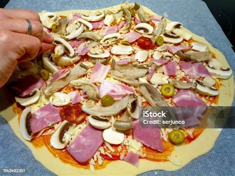 집에서 집에서 만든 피자 만들기 베이컨 햄 버섯 버섯과 노란 올리브 등의 맛을 내는 재료 그린 올리브에 대한 스톡 사진 및 기타
