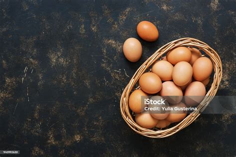 오래 된 어두운 표면에 바구니에 갈색 계란 상위 뷰 텍스트에 대 한 공간입니다 달걀에 대한 스톡 사진 및 기타 이미지 달걀