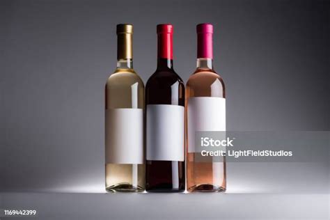 백 라이트와 어두운 배경에 빈 라벨과 빨간색 흰색과 장미 와인의 병 와인병에 대한 스톡 사진 및 기타 이미지 와인병 한