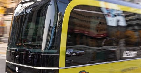 서울 청계천에서 운행 시작한 자율주행 버스 시민 무료 탑승 가능