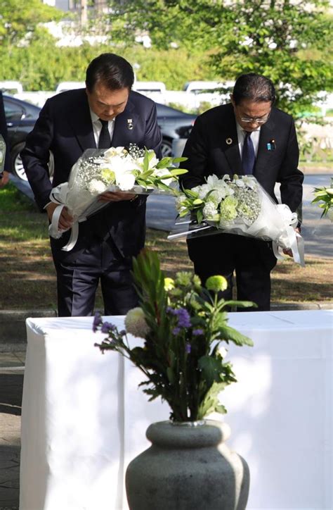 동아시아의 평화와 화해의 정치학 Scrapbook 젊을수록 한일관계 낙관한다 피해자 콤플렉스 없어 여론조사